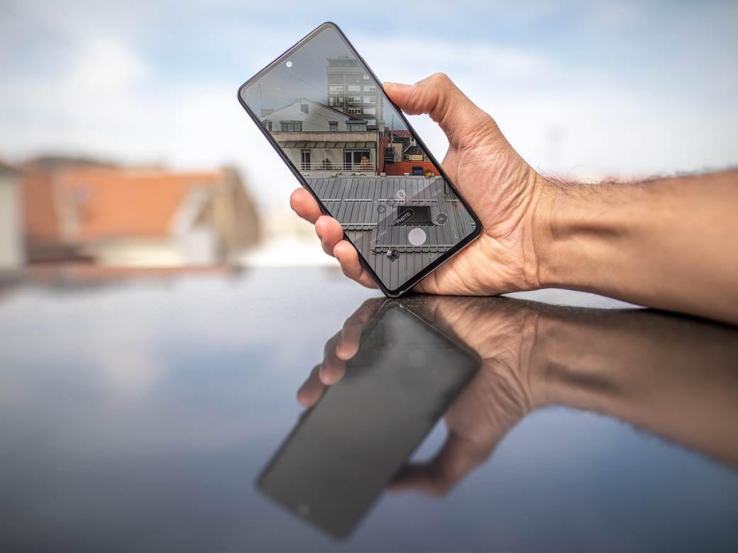 Mobilni operateri moraju ukinuti naknadu i vratiti novac